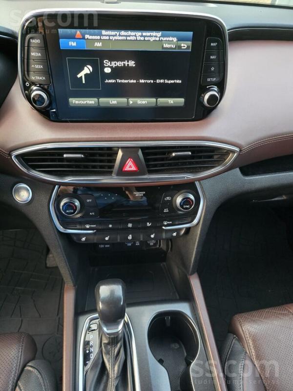 Grey Hyundai Santa Fe 2018 in Riga, with an engine capacity of 2.20 L and mileage of 187 thousand km for 23750 €, photo 5 on AUTOMOTO.COM.LV