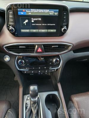 Grey Hyundai Santa Fe 2018 in Riga, with an engine capacity of 2.20 L and mileage of 187 thousand km for 23750 €, photo 6 on AUTOMOTO.COM.LV