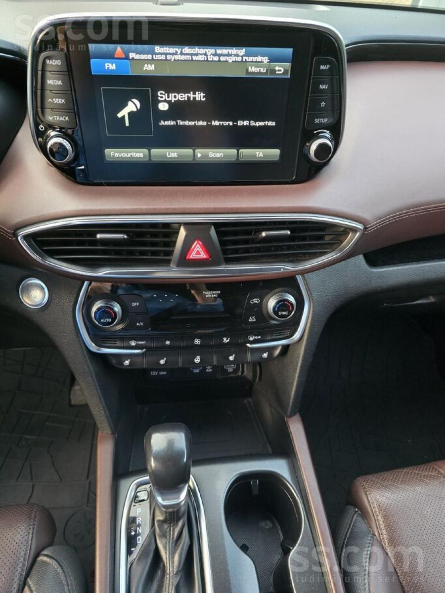 Grey Hyundai Santa Fe 2018 in Riga, with an engine capacity of 2.20 L and mileage of 187 thousand km for 23750 €, photo 6 on AUTOMOTO.COM.LV