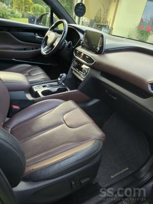 Grey Hyundai Santa Fe 2018 in Riga, with an engine capacity of 2.20 L and mileage of 187 thousand km for 23750 €, photo 7 on AUTOMOTO.COM.LV