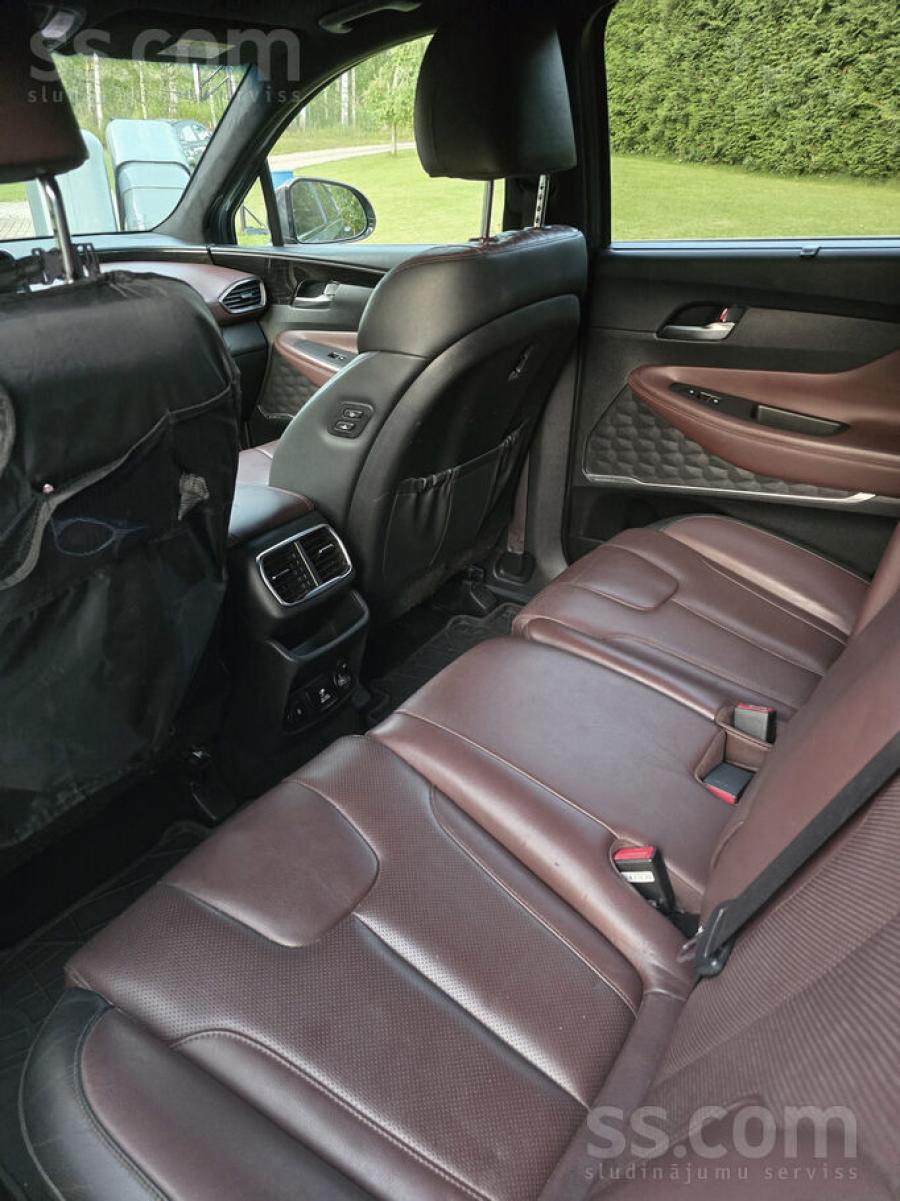 Grey Hyundai Santa Fe 2018 in Riga, with an engine capacity of 2.20 L and mileage of 187 thousand km for 23750 €, photo 9 on AUTOMOTO.COM.LV