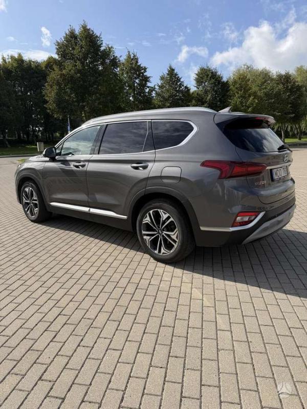 Grey Hyundai Santa Fe 2020 in Silale, with an engine capacity of 2.20 L and mileage of 151 thousand km for 17900 €, photo 4 on AUTOMOTO.COM.LV
