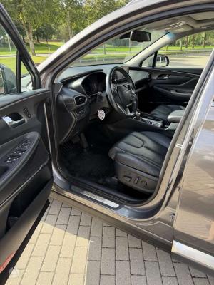 Grey Hyundai Santa Fe 2020 in Silale, with an engine capacity of 2.20 L and mileage of 151 thousand km for 17900 €, photo 8 on AUTOMOTO.COM.LV