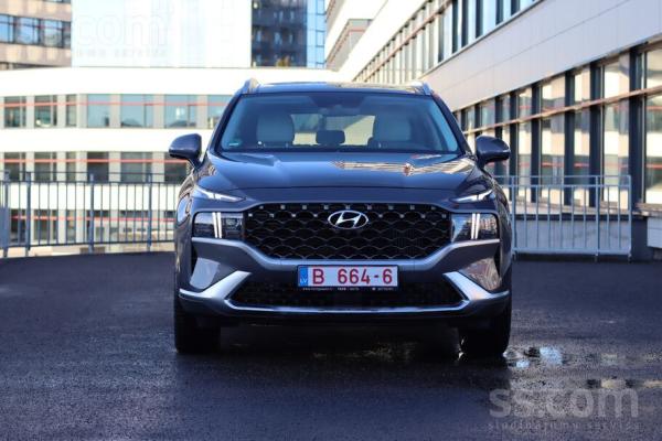 Pelēks Hyundai Santa Fe 2021 Rīga, ar dzinēja tilpumu 1.60 L un nobraukumu 41 tūkst. km par 32480 €, foto 2 vietnē AUTOMOTO.COM.LV