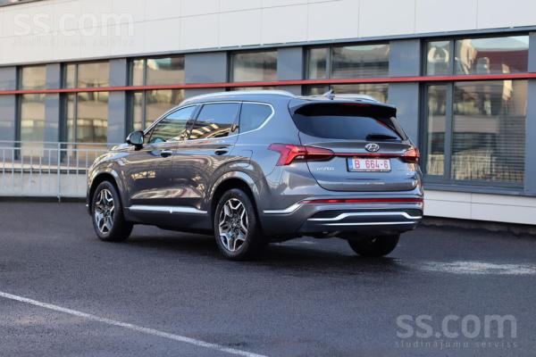 Pelēks Hyundai Santa Fe 2021 Rīga, ar dzinēja tilpumu 1.60 L un nobraukumu 41 tūkst. km par 32480 €, foto 4 vietnē AUTOMOTO.COM.LV