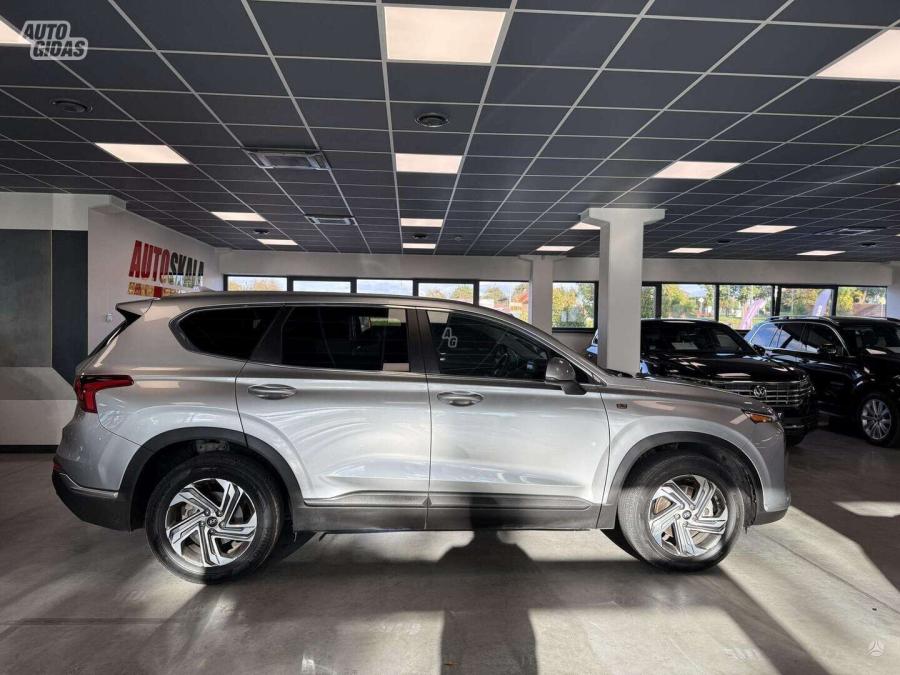 Grey Hyundai Santa Fe 2021 in Klaipeda, with an engine capacity of 2.50 L and mileage of 44 thousand km for 22750 €, photo 23 on AUTOMOTO.COM.LV