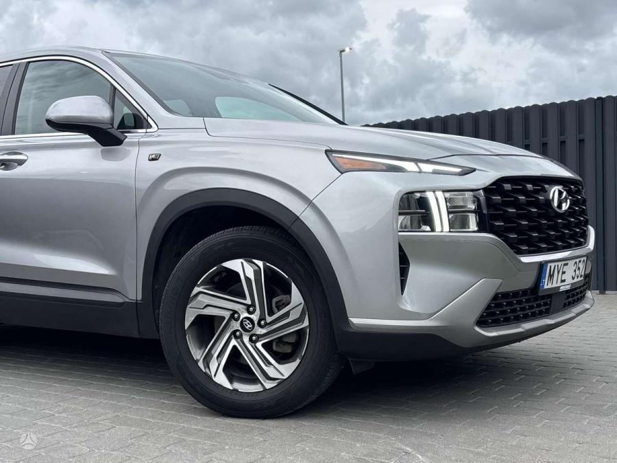 Grey Hyundai Santa Fe 2021 in Klaipeda, with an engine capacity of 2.50 L and mileage of 45 thousand km for 23500 €, photo 3 on AUTOMOTO.COM.LV