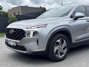 Grey Hyundai Santa Fe 2021 in Klaipeda, with an engine capacity of 2.50 L and mileage of 45 thousand km for 23500 €, photo 5 on AUTOMOTO.COM.LV