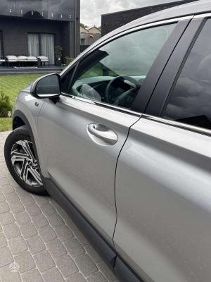 Grey Hyundai Santa Fe 2021 in Klaipeda, with an engine capacity of 2.50 L and mileage of 45 thousand km for 23500 €, photo 6 on AUTOMOTO.COM.LV