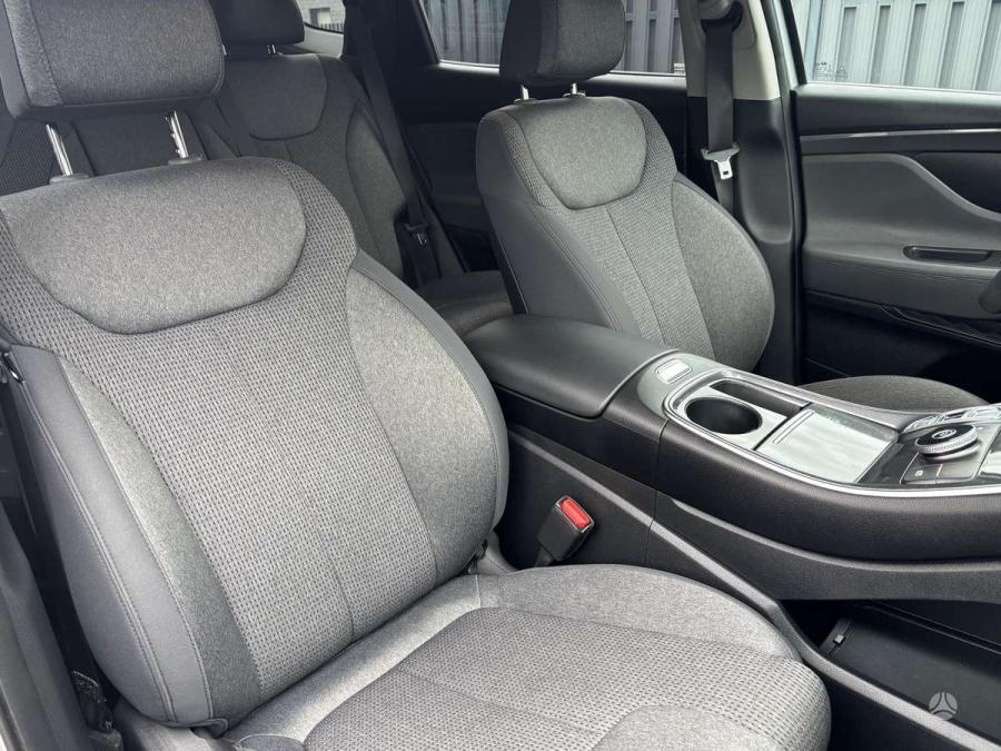 Grey Hyundai Santa Fe 2021 in Klaipeda, with an engine capacity of 2.50 L and mileage of 45 thousand km for 23500 €, photo 14 on AUTOMOTO.COM.LV