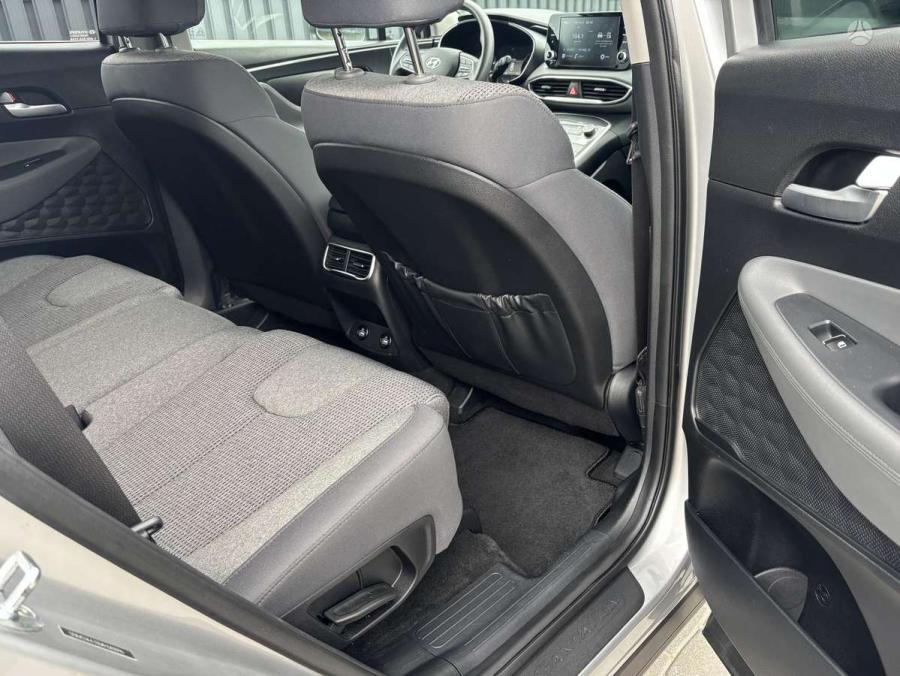 Grey Hyundai Santa Fe 2021 in Klaipeda, with an engine capacity of 2.50 L and mileage of 45 thousand km for 23500 €, photo 18 on AUTOMOTO.COM.LV