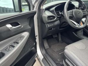 Grey Hyundai Santa Fe 2021 in Klaipeda, with an engine capacity of 2.50 L and mileage of 45 thousand km for 23500 €, photo 21 on AUTOMOTO.COM.LV