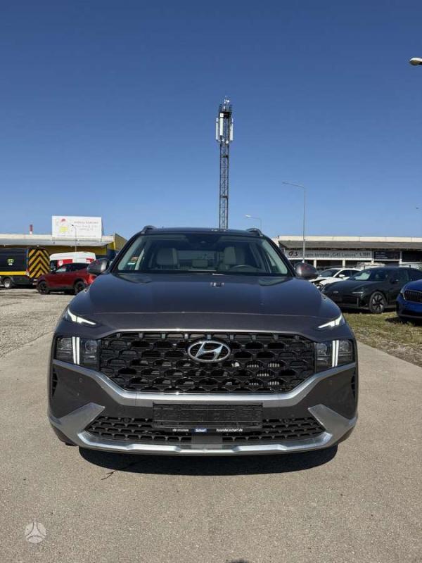 Grey Hyundai Santa Fe 2023 in Siauliai, with an engine capacity of 2.15 L and mileage of 34 thousand km for 29900 €, photo 2 on AUTOMOTO.COM.LV