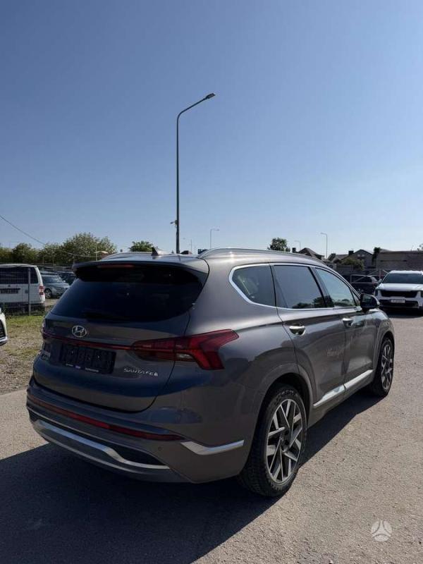 Grey Hyundai Santa Fe 2023 in Siauliai, with an engine capacity of 2.15 L and mileage of 34 thousand km for 29900 €, photo 4 on AUTOMOTO.COM.LV