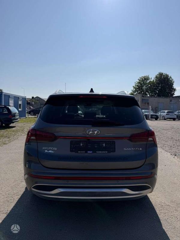 Grey Hyundai Santa Fe 2023 in Siauliai, with an engine capacity of 2.15 L and mileage of 34 thousand km for 29900 €, photo 5 on AUTOMOTO.COM.LV