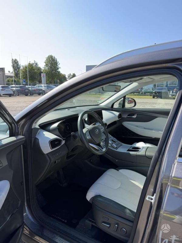 Grey Hyundai Santa Fe 2023 in Siauliai, with an engine capacity of 2.15 L and mileage of 34 thousand km for 29900 €, photo 9 on AUTOMOTO.COM.LV