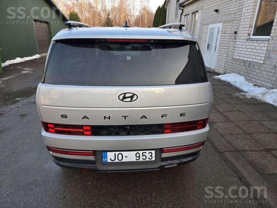Pelēks Hyundai Santa Fe 2024 Rīga, ar dzinēja tilpumu 1.60 L un nobraukumu 13 tūkst. km par 44000 €, foto 4 vietnē AUTOMOTO.COM.LV