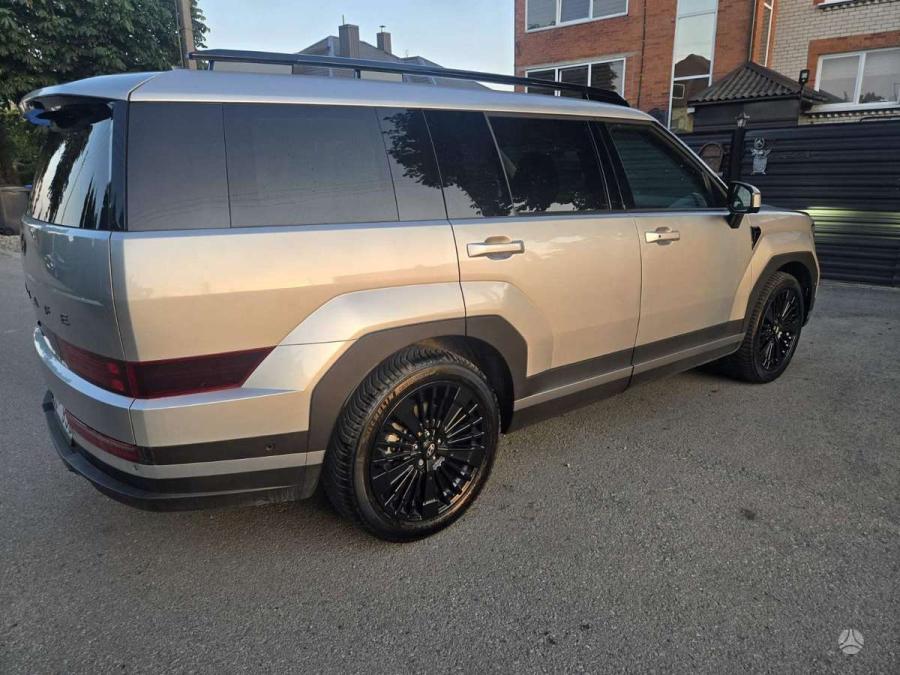 Grey Hyundai Santa Fe 2024 in Siauliai, with an engine capacity of 1.60 L and mileage of 15 thousand km for 43900 €, photo 4 on AUTOMOTO.COM.LV
