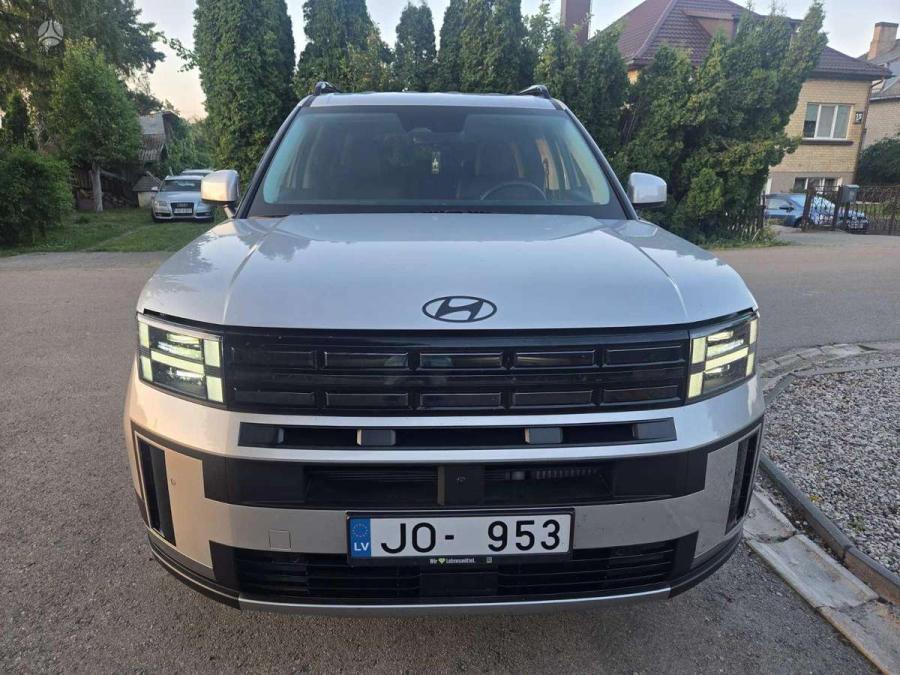 Grey Hyundai Santa Fe 2024 in Siauliai, with an engine capacity of 1.60 L and mileage of 15 thousand km for 43900 €, photo 8 on AUTOMOTO.COM.LV