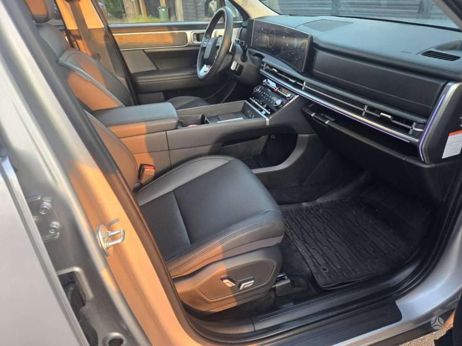 Grey Hyundai Santa Fe 2024 in Siauliai, with an engine capacity of 1.60 L and mileage of 15 thousand km for 43900 €, photo 13 on AUTOMOTO.COM.LV