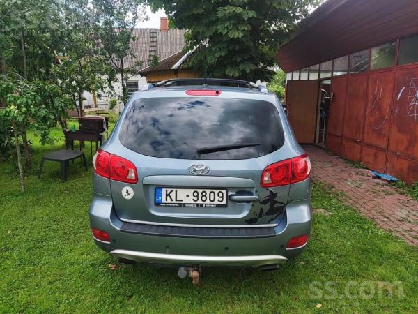 Pelēks Hyundai Santa Fe 2006 Rēzekne, ar dzinēja tilpumu 2.20 L un nobraukumu 350 tūkst. km par 3000 €, foto 4 vietnē AUTOMOTO.COM.LV