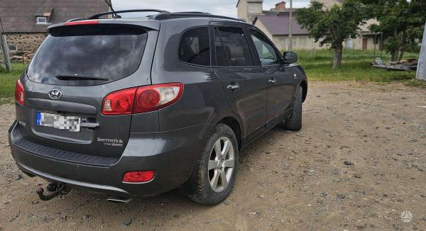 Grey Hyundai Santa Fe 2006 in Siauliai, with an engine capacity of 2.19 L and mileage of 365 thousand km for 2500 €, photo 4 on AUTOMOTO.COM.LV