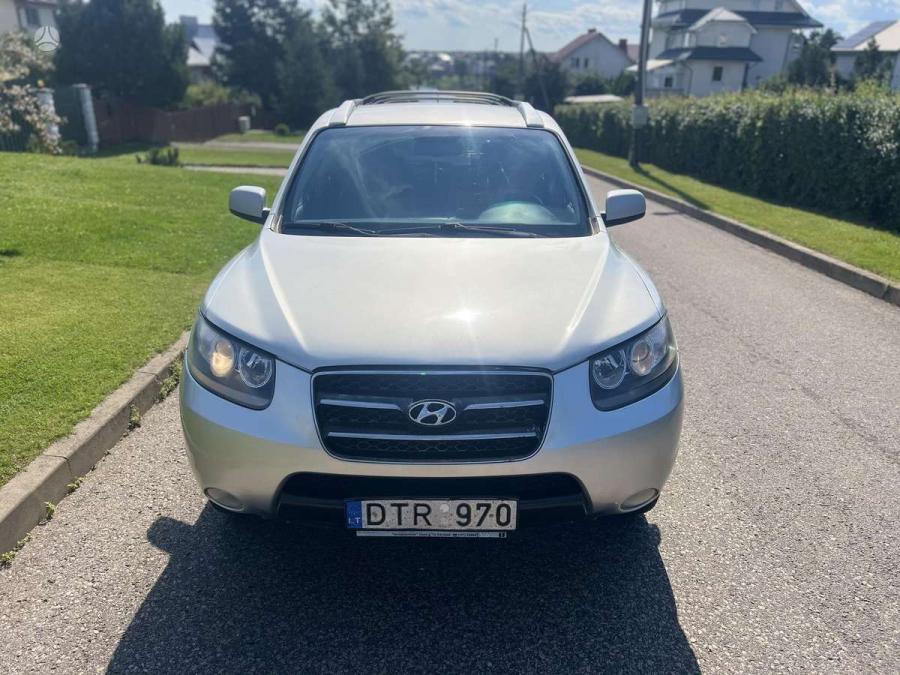 Grey Hyundai Santa Fe 2008 in Vilnius, with an engine capacity of 2.19 L and mileage of 354 thousand km for 2500 €, photo 3 on AUTOMOTO.COM.LV
