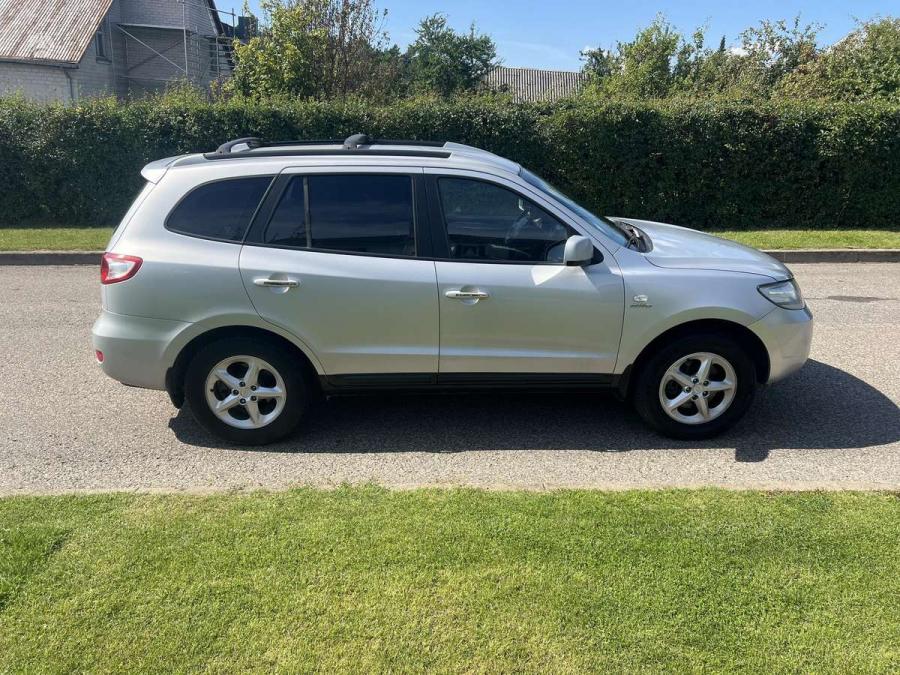 Grey Hyundai Santa Fe 2008 in Vilnius, with an engine capacity of 2.19 L and mileage of 354 thousand km for 2500 €, photo 5 on AUTOMOTO.COM.LV