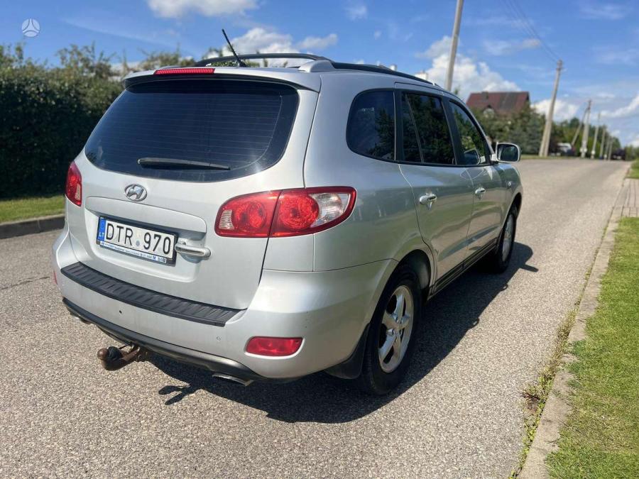 Grey Hyundai Santa Fe 2008 in Vilnius, with an engine capacity of 2.19 L and mileage of 354 thousand km for 2500 €, photo 6 on AUTOMOTO.COM.LV