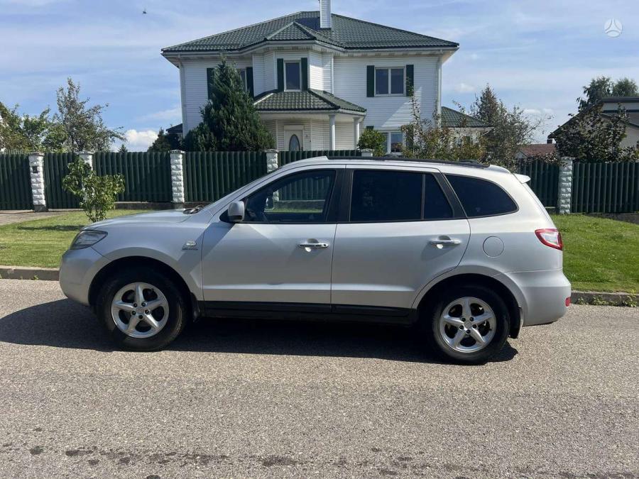 Grey Hyundai Santa Fe 2008 in Vilnius, with an engine capacity of 2.19 L and mileage of 354 thousand km for 2500 €, photo 9 on AUTOMOTO.COM.LV