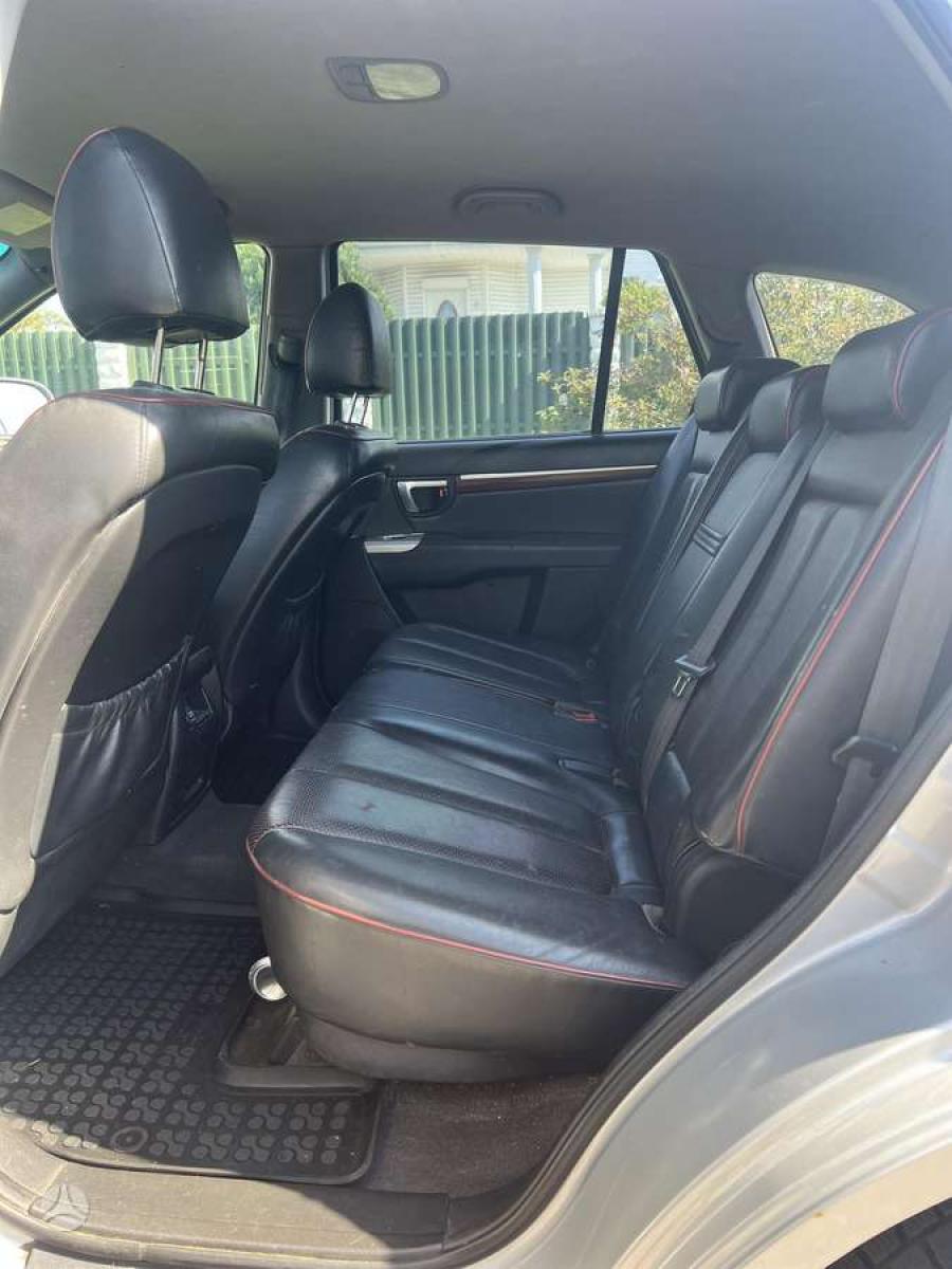 Grey Hyundai Santa Fe 2008 in Vilnius, with an engine capacity of 2.19 L and mileage of 354 thousand km for 2500 €, photo 11 on AUTOMOTO.COM.LV