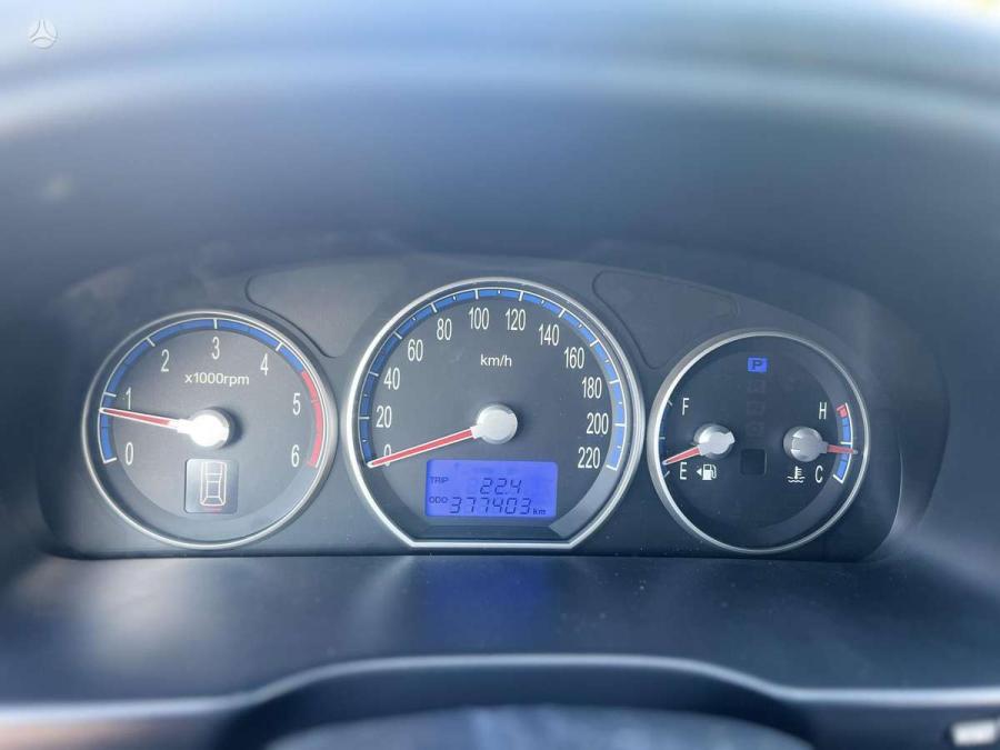 Grey Hyundai Santa Fe 2008 in Vilnius, with an engine capacity of 2.19 L and mileage of 354 thousand km for 2500 €, photo 15 on AUTOMOTO.COM.LV
