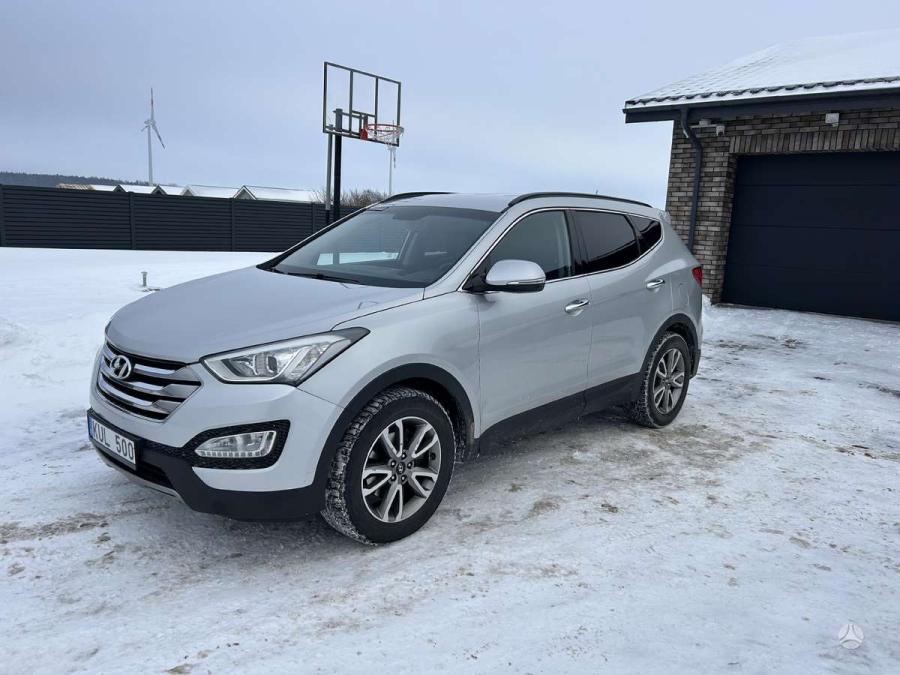 Grey Hyundai Santa Fe 2015 in Kretinga, with an engine capacity of 2.00 L and mileage of 204 thousand km for 12650 €, photo 1 on AUTOMOTO.COM.LV
