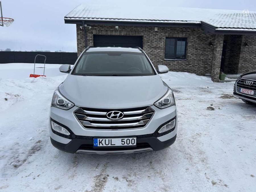 Grey Hyundai Santa Fe 2015 in Kretinga, with an engine capacity of 2.00 L and mileage of 204 thousand km for 12650 €, photo 3 on AUTOMOTO.COM.LV