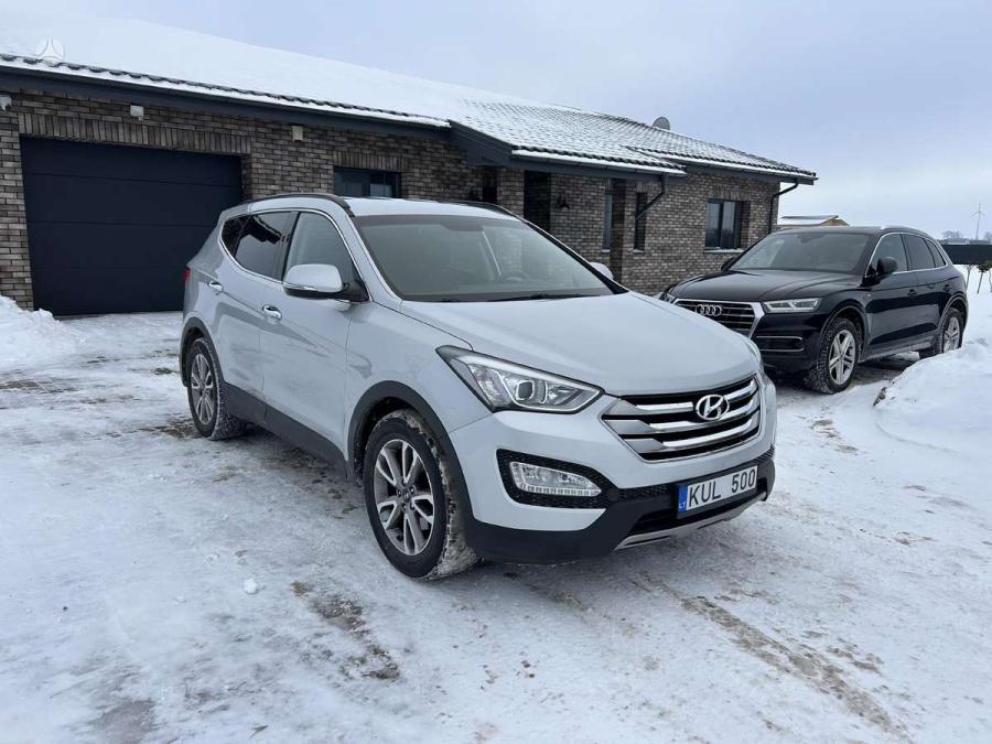 Grey Hyundai Santa Fe 2015 in Kretinga, with an engine capacity of 2.00 L and mileage of 204 thousand km for 12650 €, photo 5 on AUTOMOTO.COM.LV