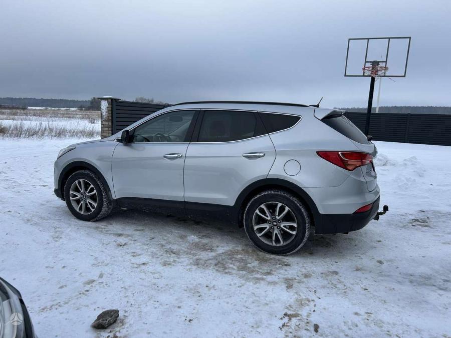 Grey Hyundai Santa Fe 2015 in Kretinga, with an engine capacity of 2.00 L and mileage of 204 thousand km for 12650 €, photo 9 on AUTOMOTO.COM.LV