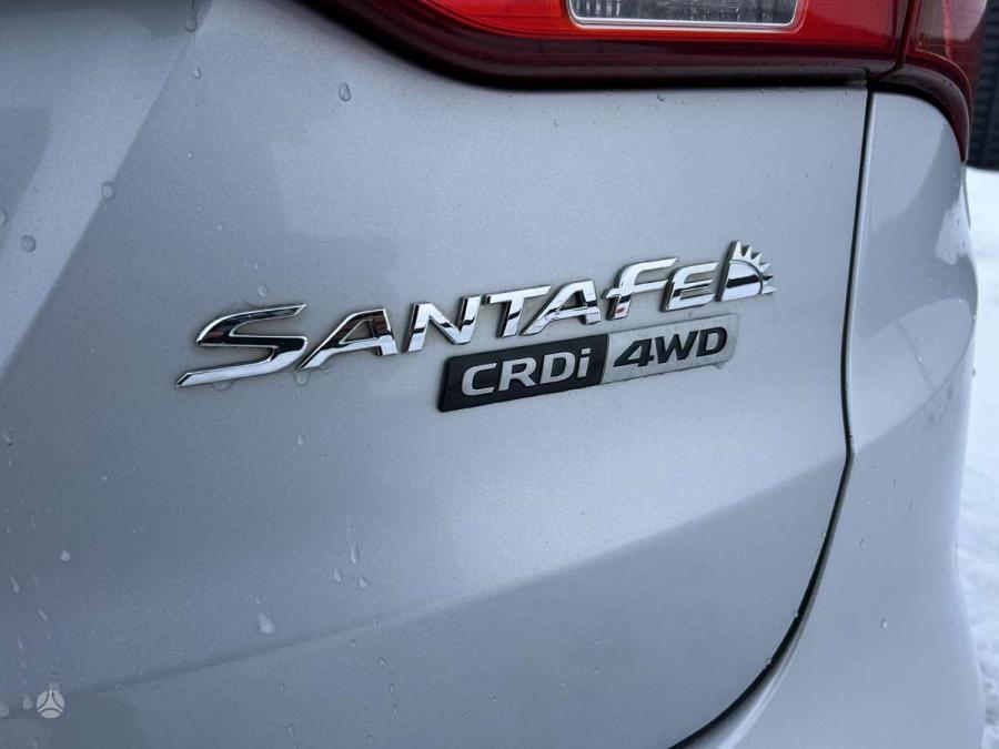 Grey Hyundai Santa Fe 2015 in Kretinga, with an engine capacity of 2.00 L and mileage of 204 thousand km for 12650 €, photo 13 on AUTOMOTO.COM.LV