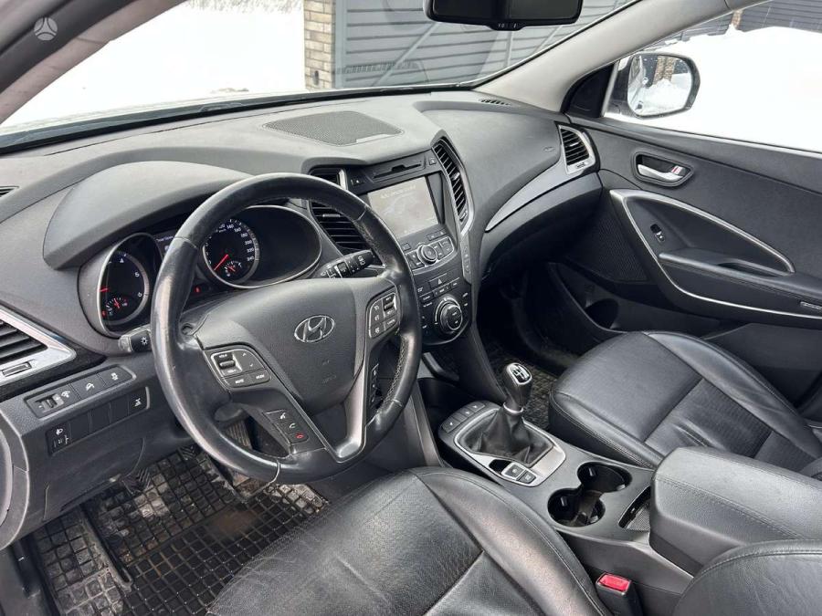 Grey Hyundai Santa Fe 2015 in Kretinga, with an engine capacity of 2.00 L and mileage of 204 thousand km for 12650 €, photo 15 on AUTOMOTO.COM.LV