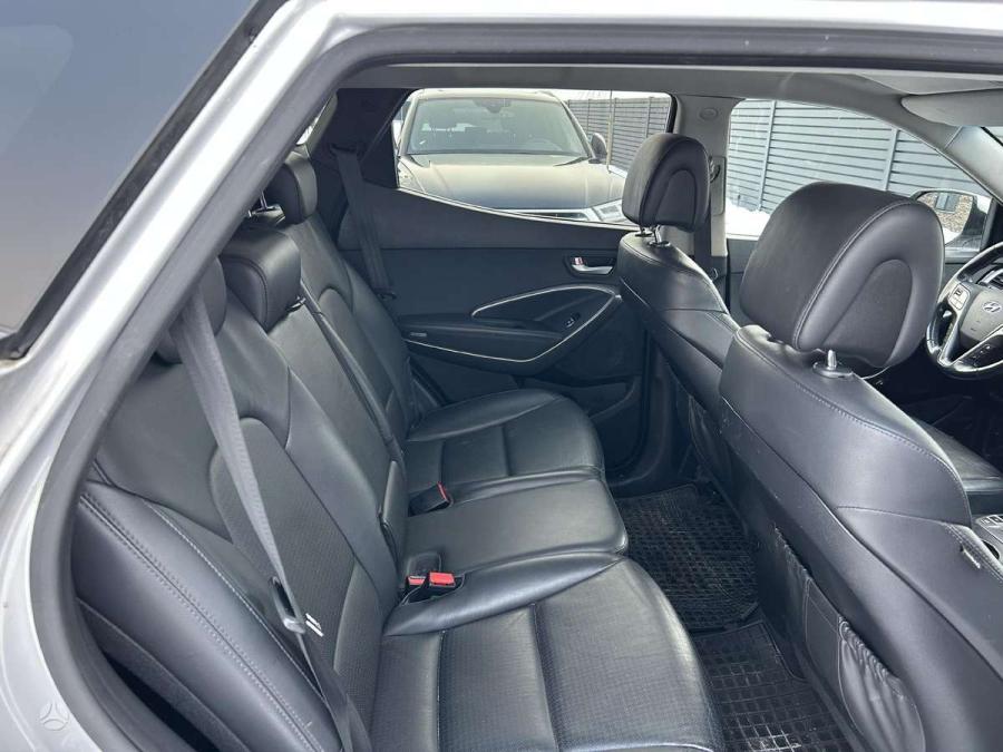 Grey Hyundai Santa Fe 2015 in Kretinga, with an engine capacity of 2.00 L and mileage of 204 thousand km for 12650 €, photo 17 on AUTOMOTO.COM.LV