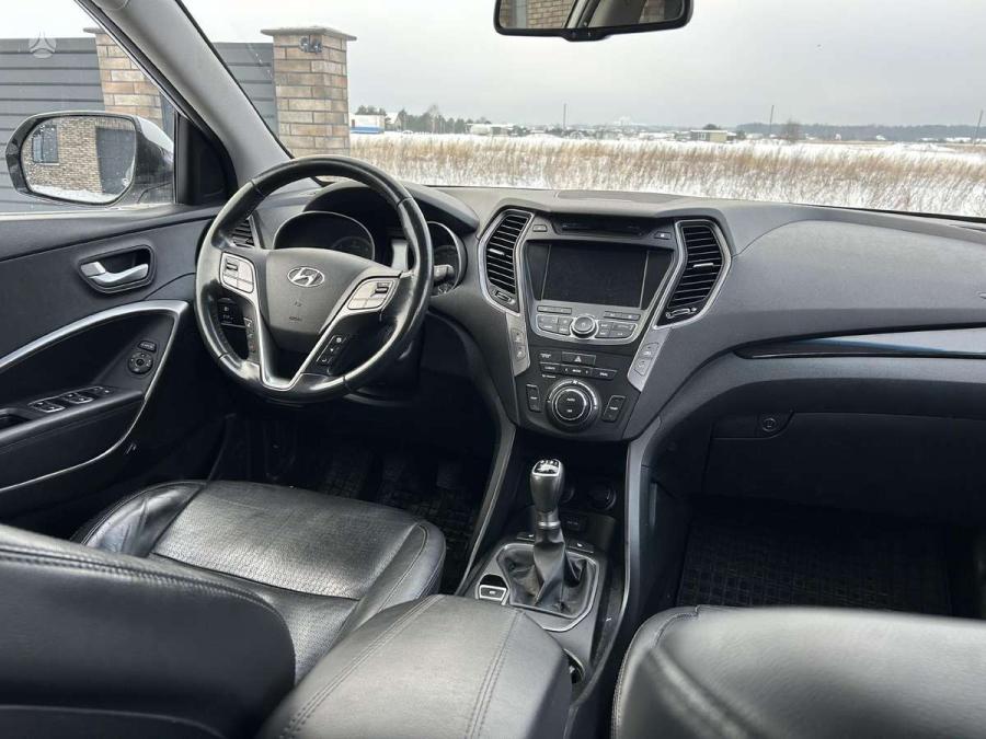 Grey Hyundai Santa Fe 2015 in Kretinga, with an engine capacity of 2.00 L and mileage of 204 thousand km for 12650 €, photo 18 on AUTOMOTO.COM.LV