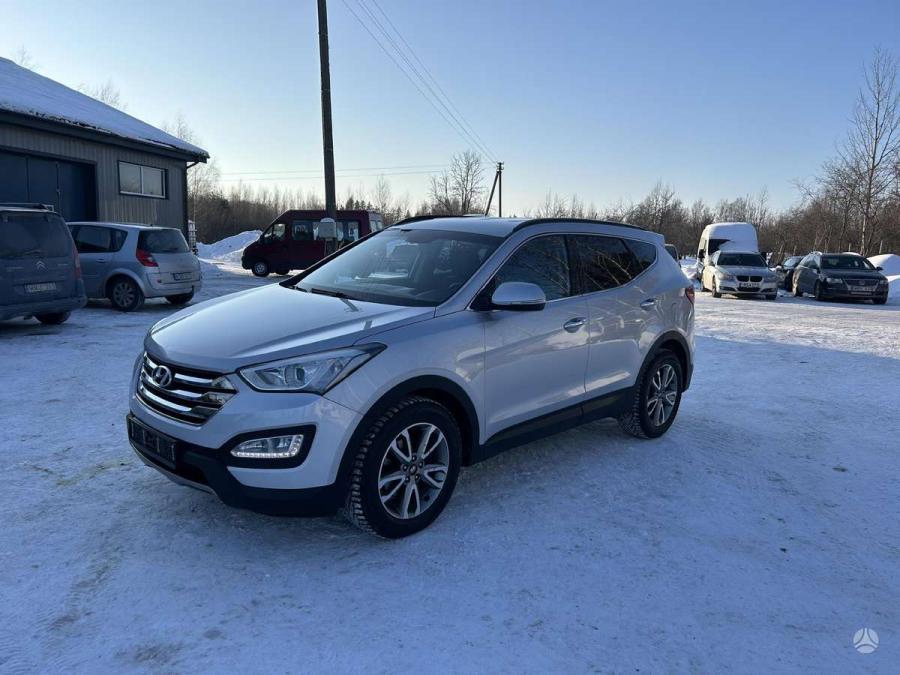 Grey Hyundai Santa Fe 2015 in Kretinga, with an engine capacity of 2.00 L and mileage of 204 thousand km for 12650 €, photo 1 on AUTOMOTO.COM.LV