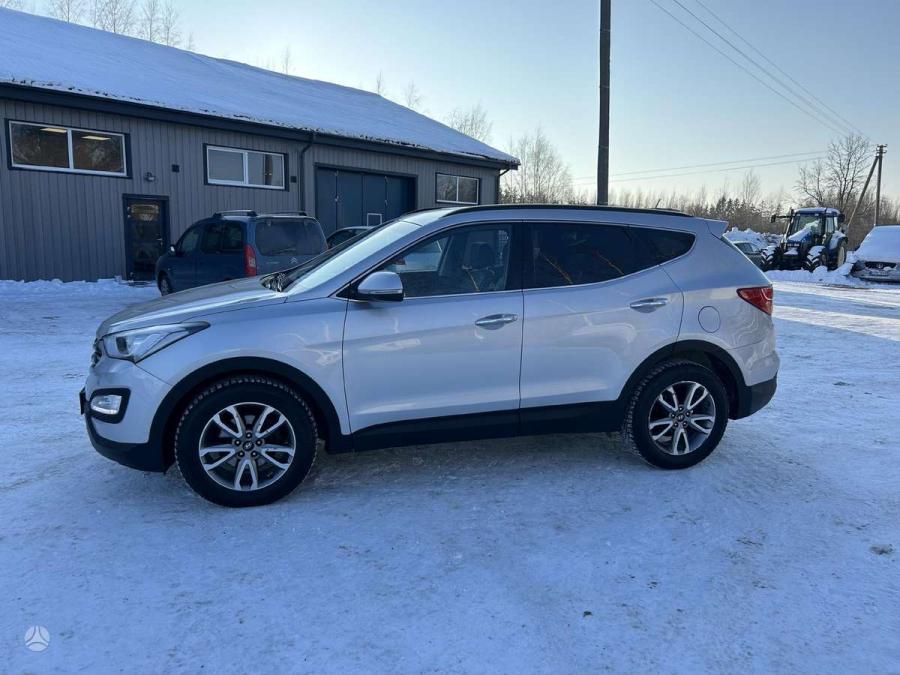 Grey Hyundai Santa Fe 2015 in Kretinga, with an engine capacity of 2.00 L and mileage of 204 thousand km for 12650 €, photo 3 on AUTOMOTO.COM.LV