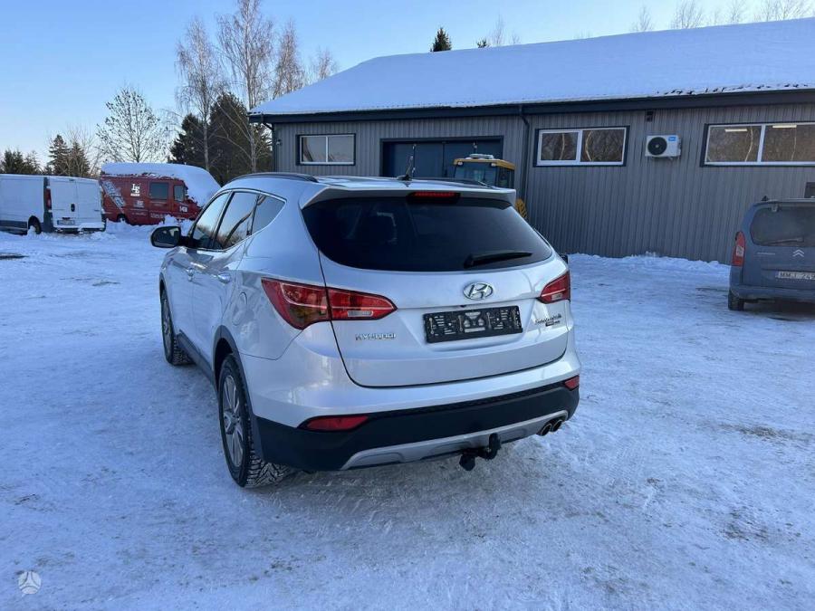 Grey Hyundai Santa Fe 2015 in Kretinga, with an engine capacity of 2.00 L and mileage of 204 thousand km for 12650 €, photo 5 on AUTOMOTO.COM.LV