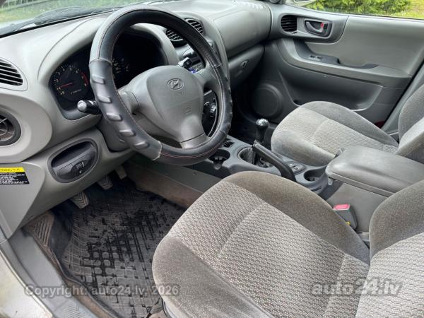 Grey Hyundai Santa Fe 2001 in Rakvere, with an engine capacity of 2.40 L and mileage of 223 thousand km for 1199 €, photo 6 on AUTOMOTO.COM.LV