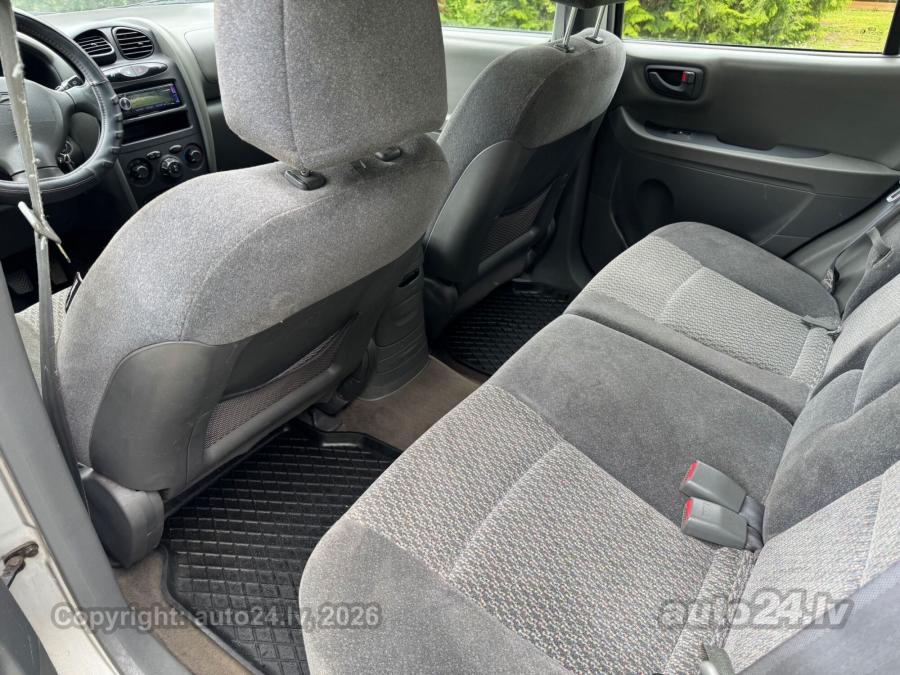 Grey Hyundai Santa Fe 2001 in Rakvere, with an engine capacity of 2.40 L and mileage of 223 thousand km for 1199 €, photo 8 on AUTOMOTO.COM.LV