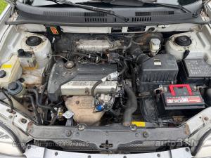 Grey Hyundai Santa Fe 2001 in Rakvere, with an engine capacity of 2.40 L and mileage of 223 thousand km for 1199 €, photo 9 on AUTOMOTO.COM.LV