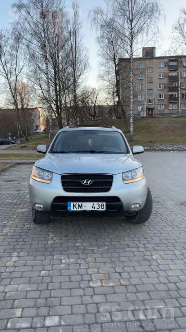 Grey Hyundai Santa Fe 2006 in Rezekne, with an engine capacity of 2.20 L and mileage of 305 thousand km for 2300 €, photo 1 on AUTOMOTO.COM.LV