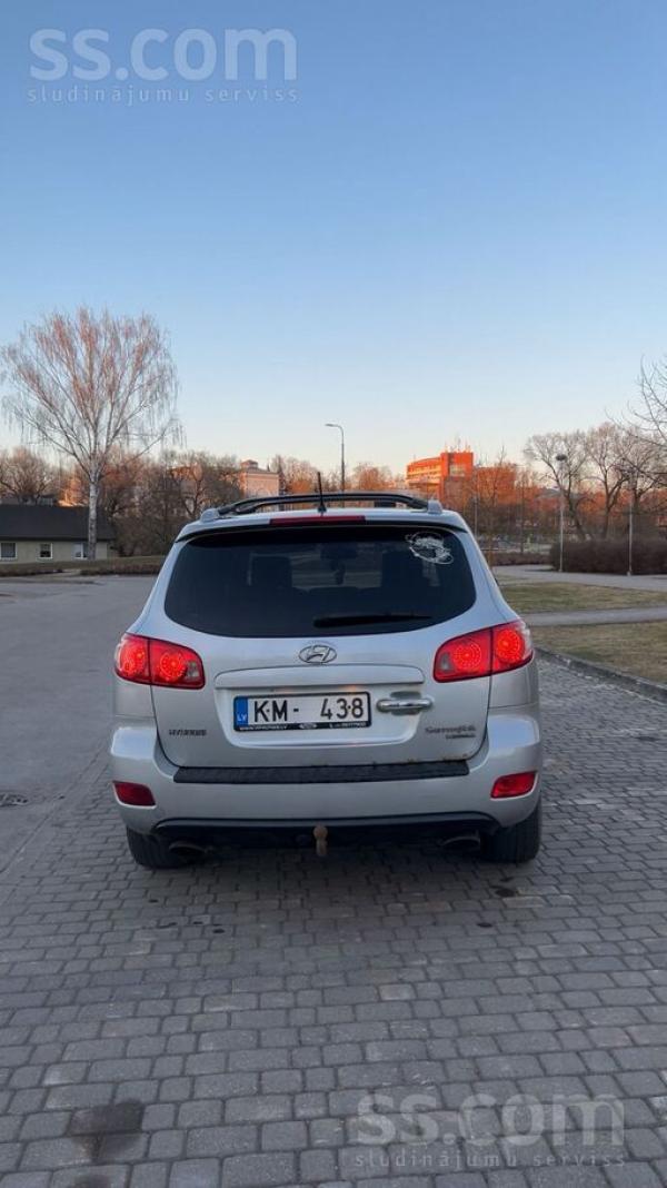 Grey Hyundai Santa Fe 2006 in Rezekne, with an engine capacity of 2.20 L and mileage of 305 thousand km for 2300 €, photo 4 on AUTOMOTO.COM.LV