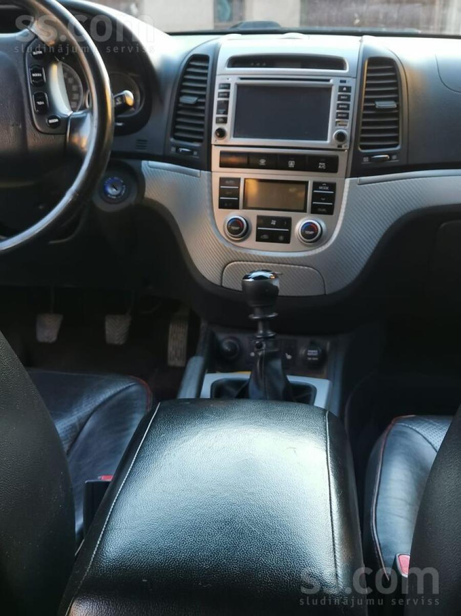 Pelēks Hyundai Santa Fe 2006 Rēzekne, ar dzinēja tilpumu 2.20 L un nobraukumu 305 tūkst. km par 2300 €, foto 6 vietnē AUTOMOTO.COM.LV