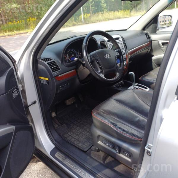 Pelēks Hyundai Santa Fe 2007 Rīga, ar dzinēja tilpumu 2.20 L un nobraukumu 250 tūkst. km par 4000 €, foto 4 vietnē AUTOMOTO.COM.LV